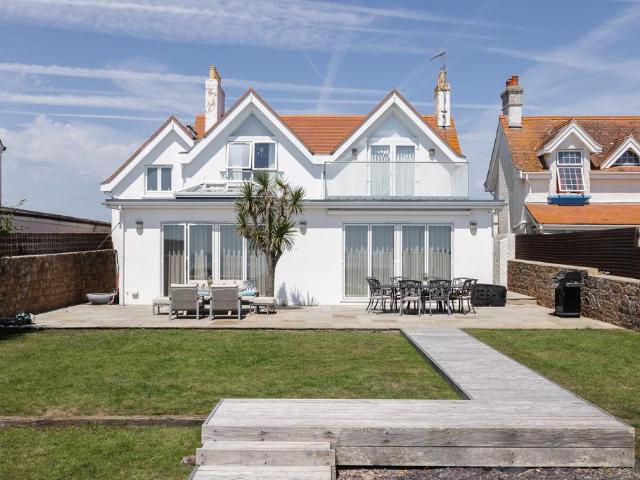 5 bedroom detached house to rent