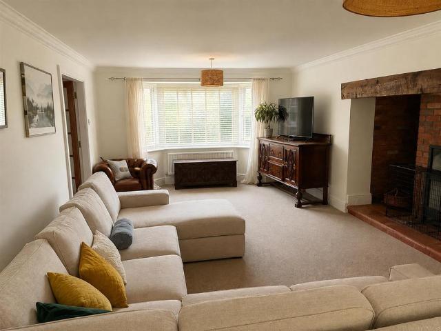 5 bedroom detached house to rent