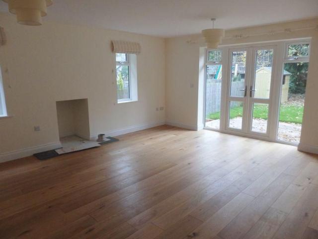5 bedroom detached house to rent
