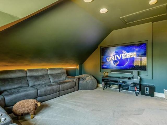 5 bedroom detached house to rent