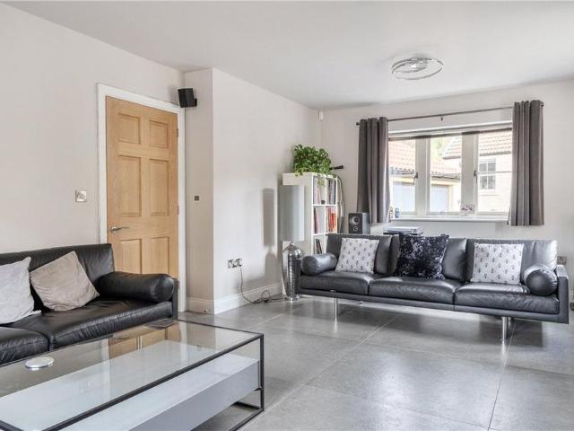 5 bedroom detached house to rent