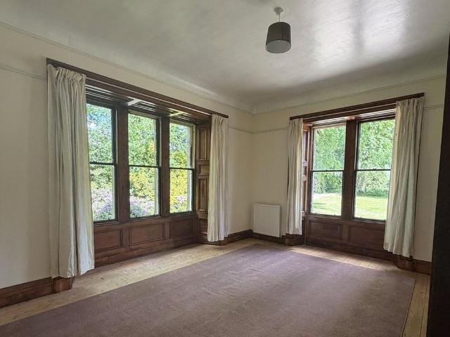5 bedroom detached house to rent