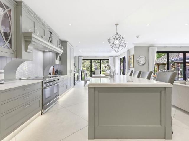 5 bedroom detached house to rent
