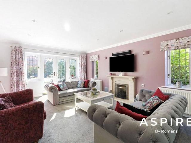5 bedroom detached house to rent