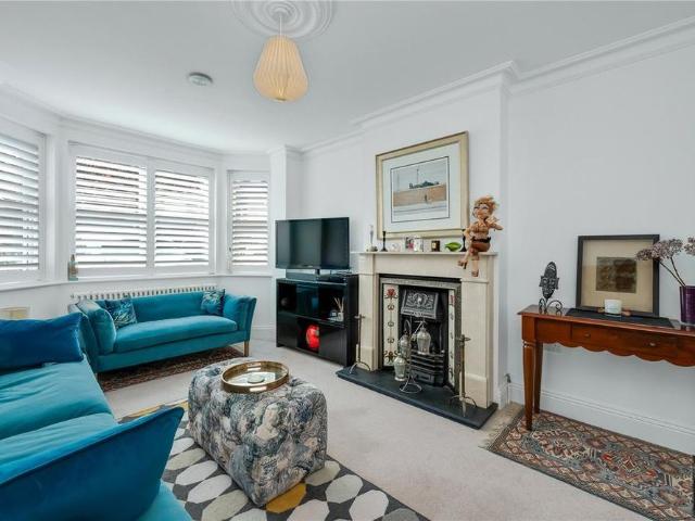 5 bedroom detached house to rent