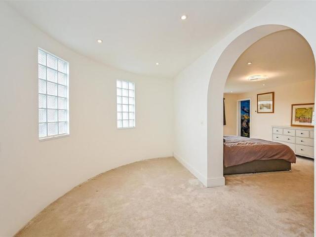 5 bedroom detached house to rent