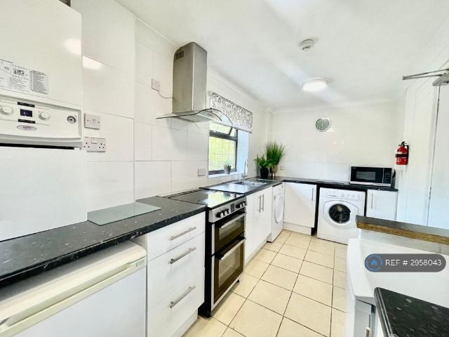 5 bedroom detached house to rent