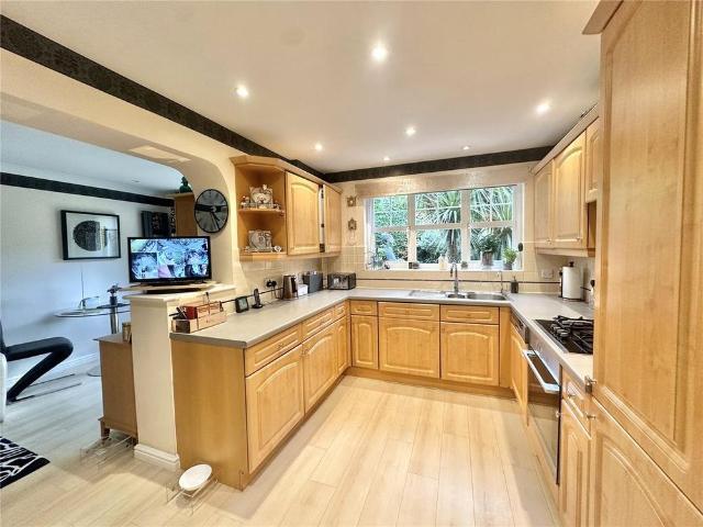 5 bedroom detached house to rent
