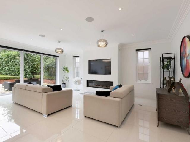 5 bedroom detached house to rent