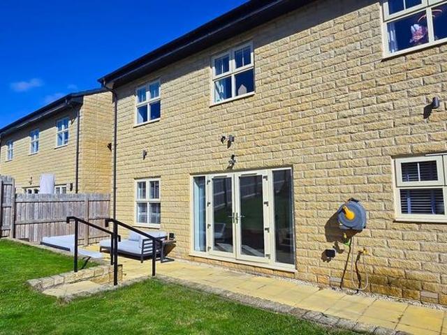 5 bedroom detached house to rent