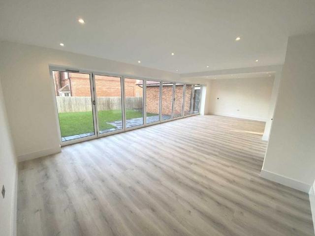 5 bedroom detached house to rent