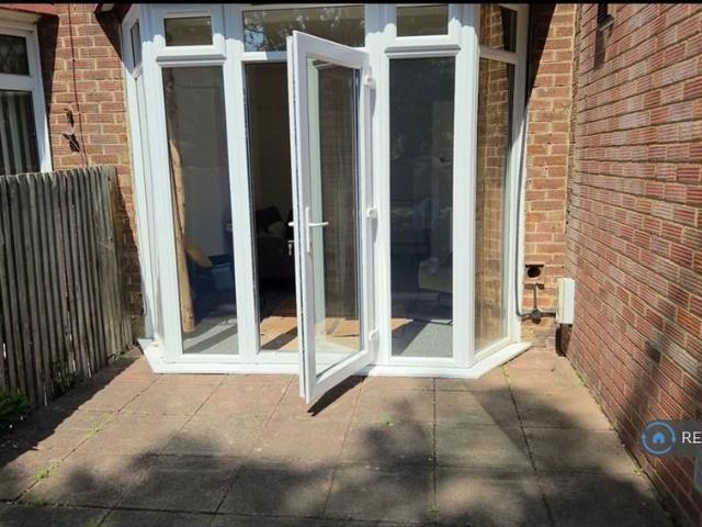 5 bedroom detached house to rent