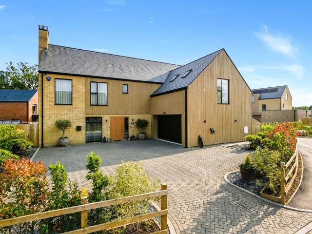5 bedroom detached house to rent