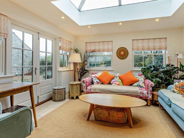 5 bedroom detached house to rent