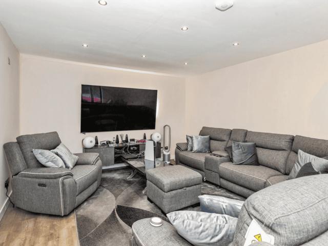 5 bedroom detached house to rent