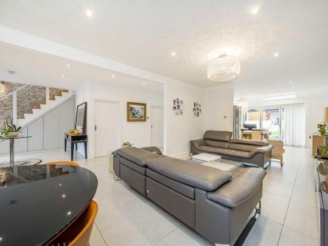 5 bedroom detached house to rent