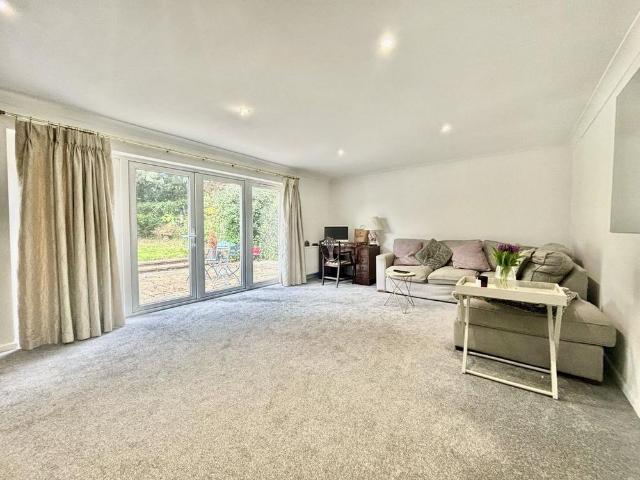 5 bedroom detached house to rent