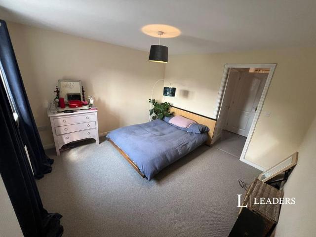 5 bedroom detached house to rent