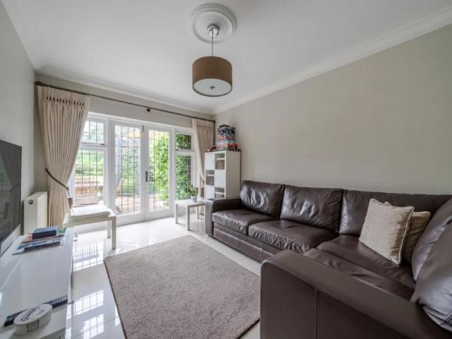 5 bedroom detached house to rent