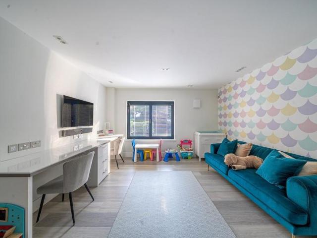 5 bedroom detached house to rent