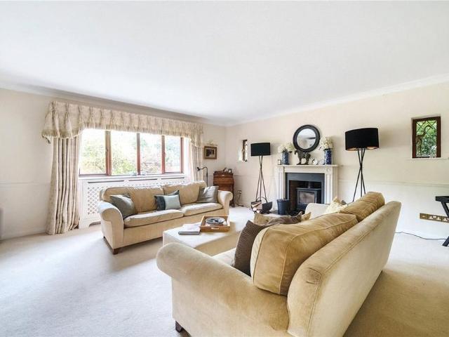 5 bedroom detached house to rent