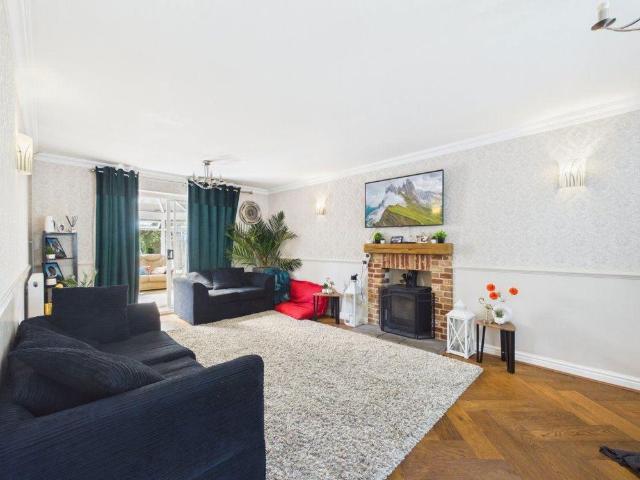 5 bedroom detached house to rent