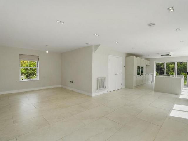 5 bedroom detached house to rent