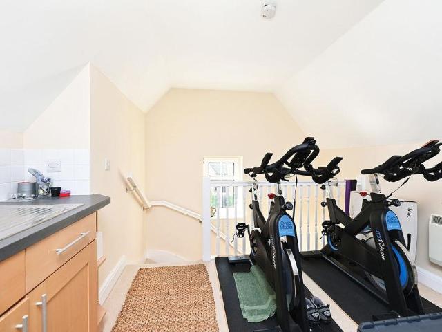 5 bedroom detached house to rent