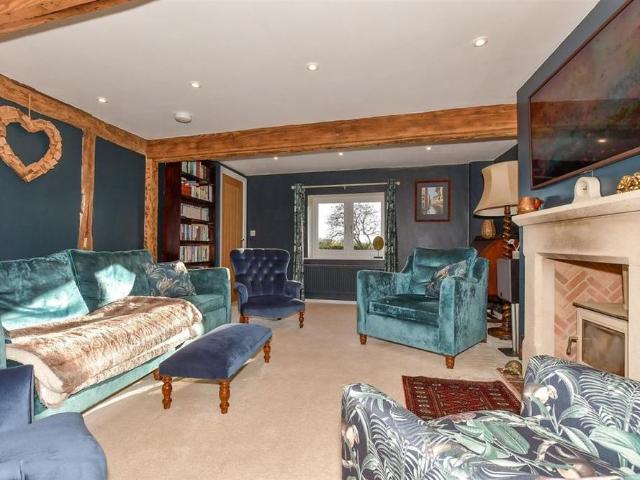 5 bedroom detached house to rent