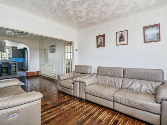 5 bedroom detached house to rent