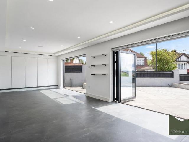 5 bedroom detached house to rent