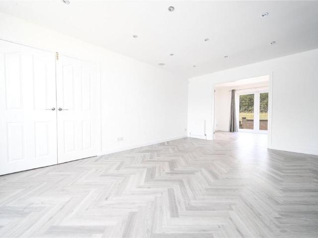 5 bedroom detached house to rent