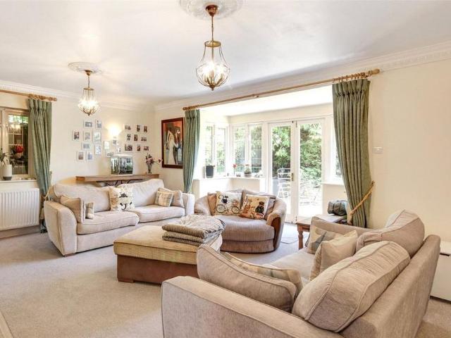 5 bedroom detached house to rent