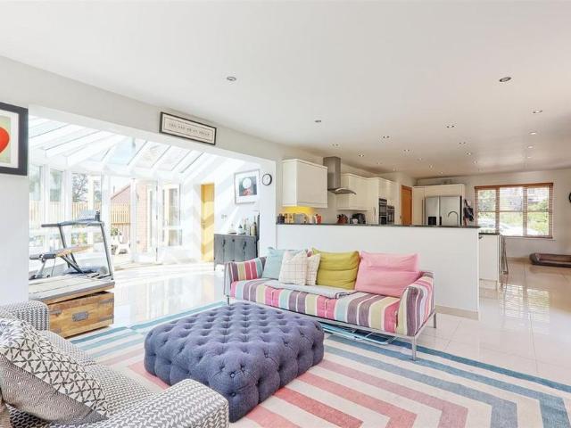 5 bedroom detached house to rent