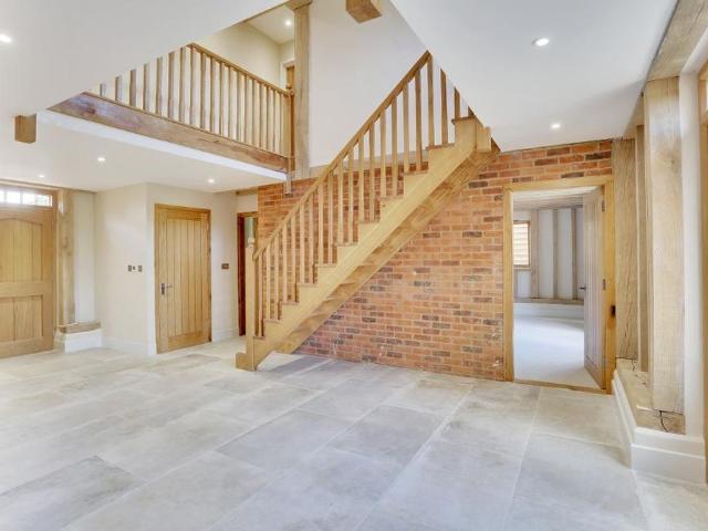 5 bedroom detached house to rent