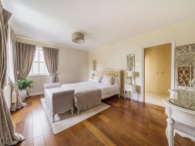 5 bedroom detached house to rent