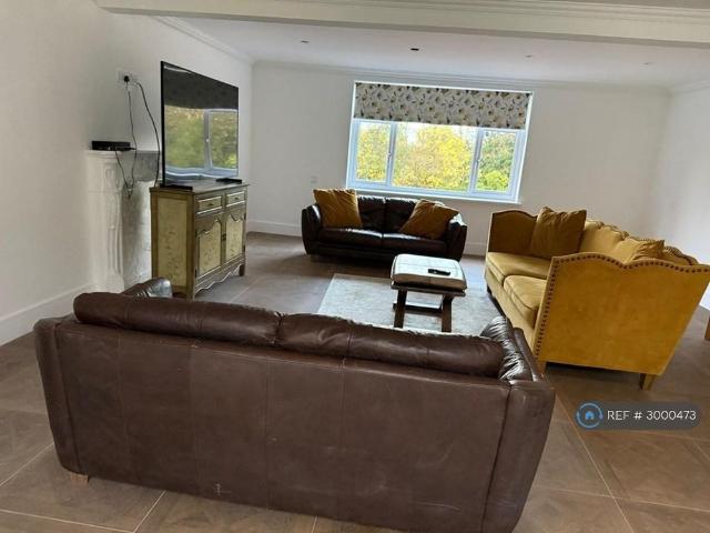 5 bedroom detached house to rent