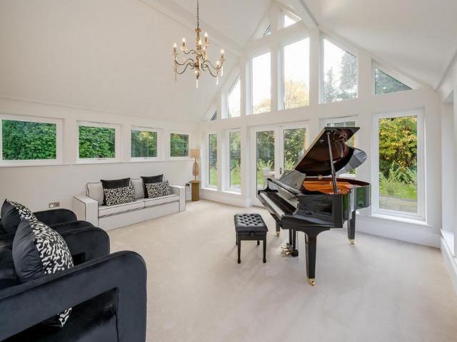 5 bedroom detached house to rent