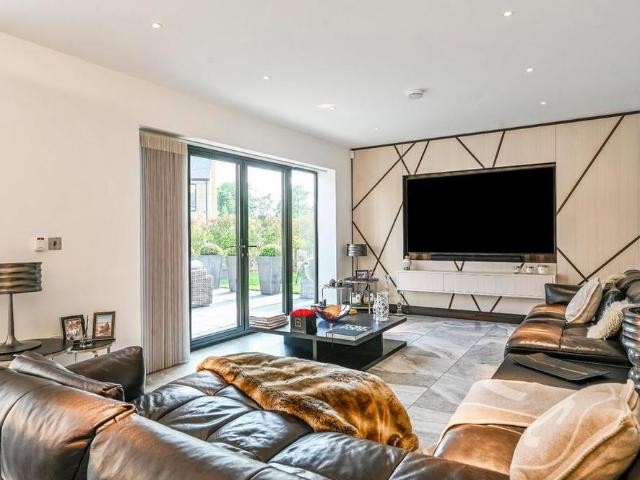 5 bedroom detached house to rent