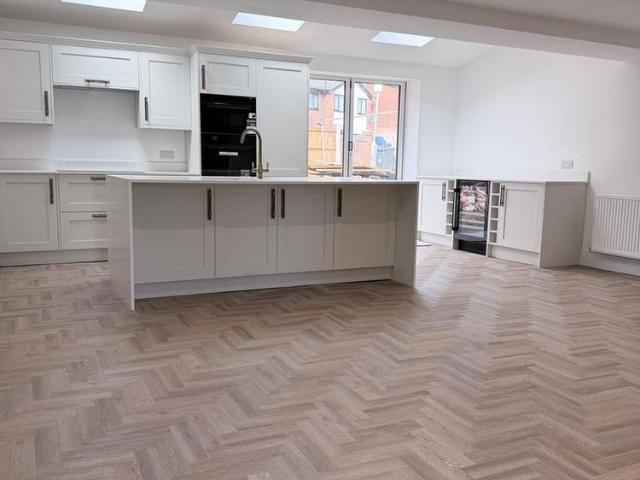 5 bedroom detached house to rent