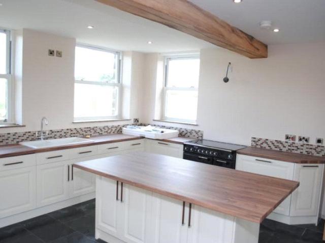 5 bedroom detached house to rent