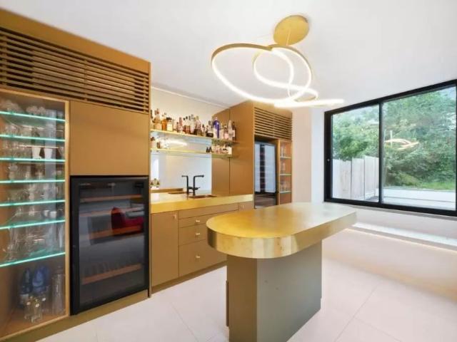 5 bedroom detached house to rent