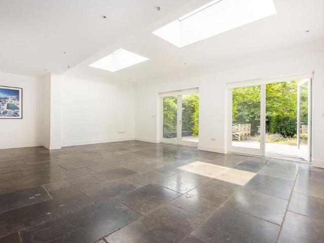 5 bedroom detached house to rent