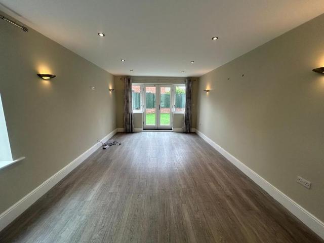 5 bedroom detached house to rent