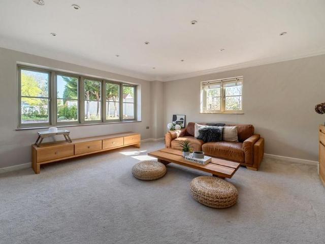 5 bedroom detached house to rent