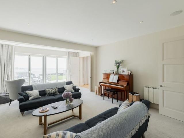 5 bedroom detached house to rent
