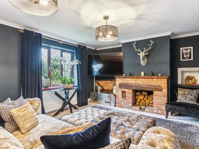 5 bedroom detached house to rent