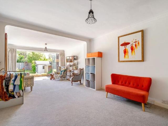 5 bedroom detached house to rent