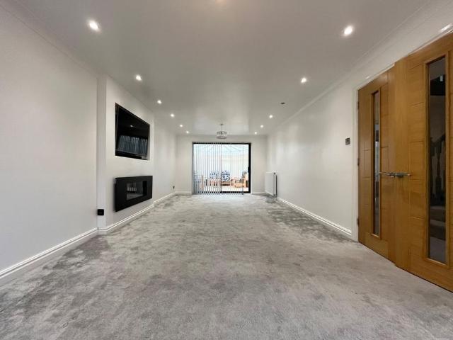 5 bedroom detached house to rent