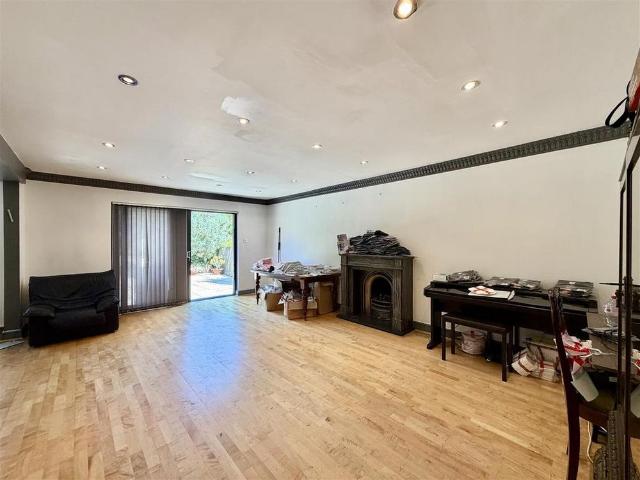 5 bedroom detached house to rent